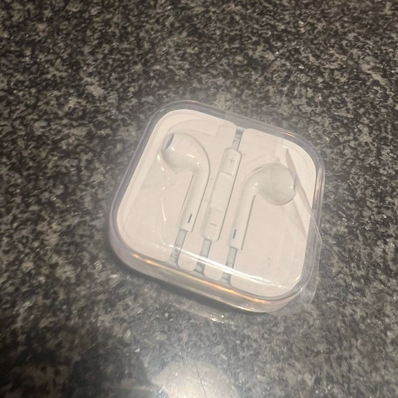 Apple | Office | Nwt Apple Ear Buds And Are Corded For Older Phones ...